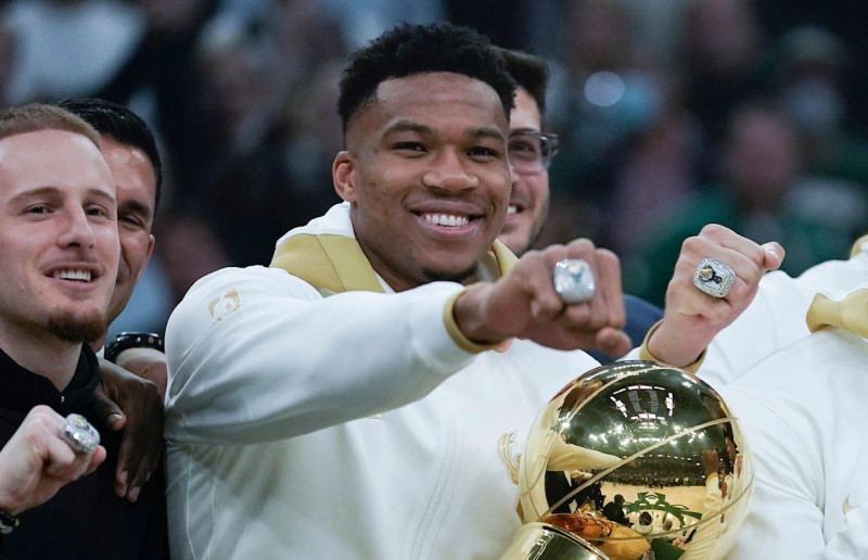 Catatan Sejarah Klub Terangkum dalam Cincin Juara Milwaukee Bucks ...