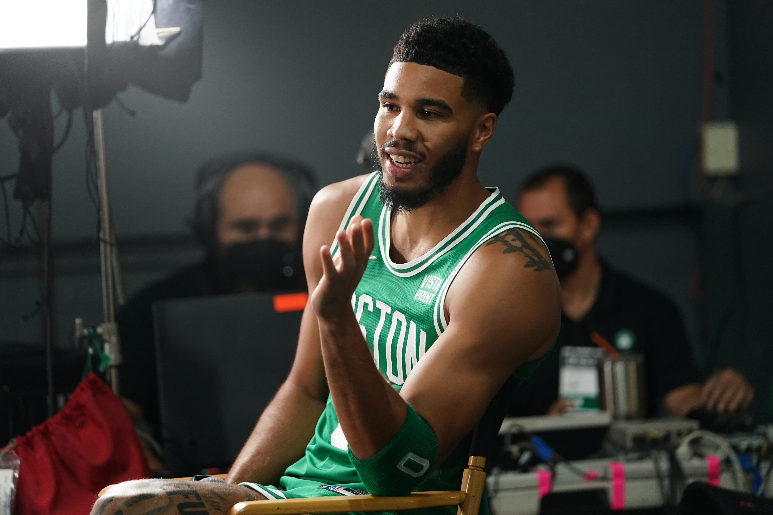 LeBron James Tak Tampak di Pembuatan Iklan Baru NBA - mainbasket.com