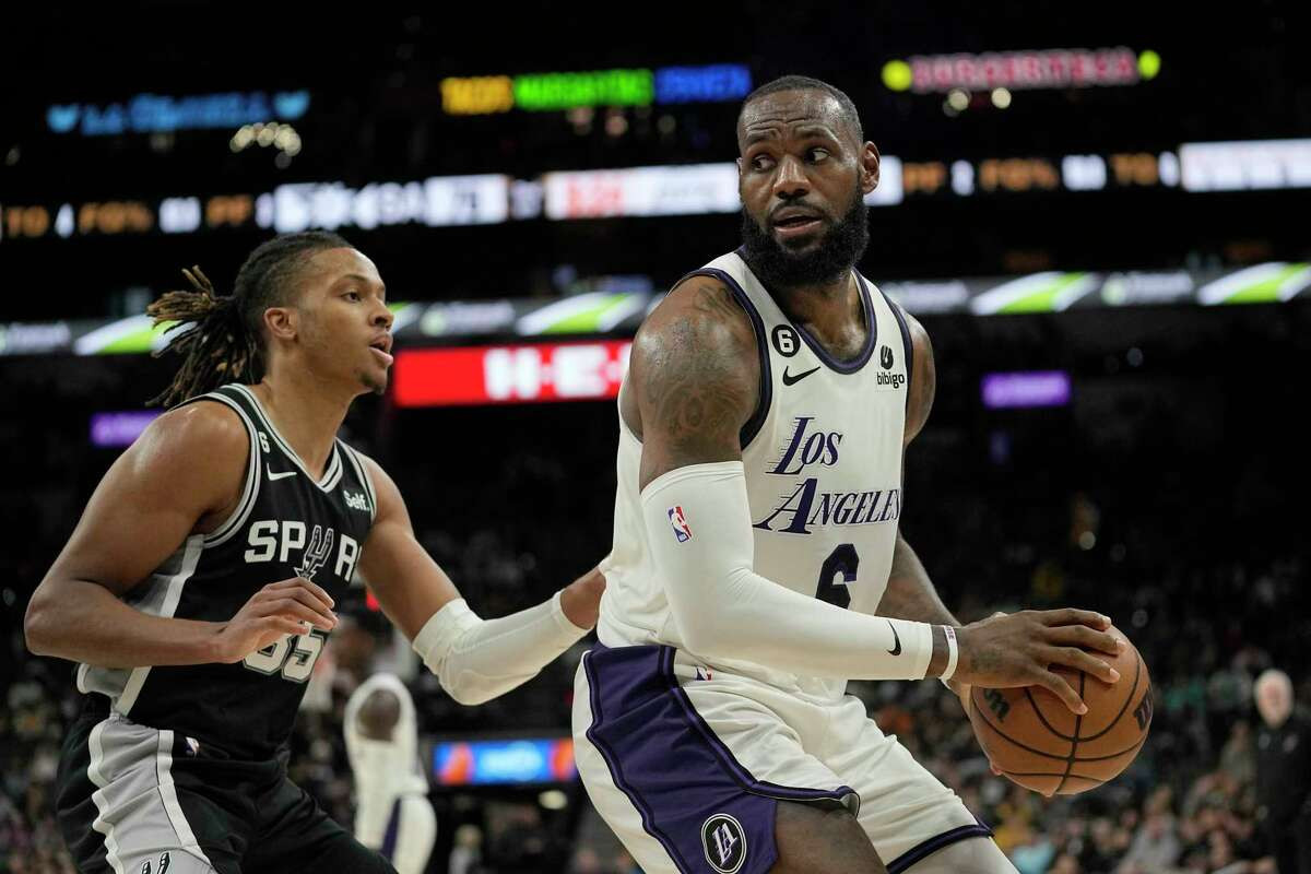 LeBron James Bawa Lakers Hajar Spurs Lagi, Insiden Berdarah Russell ...