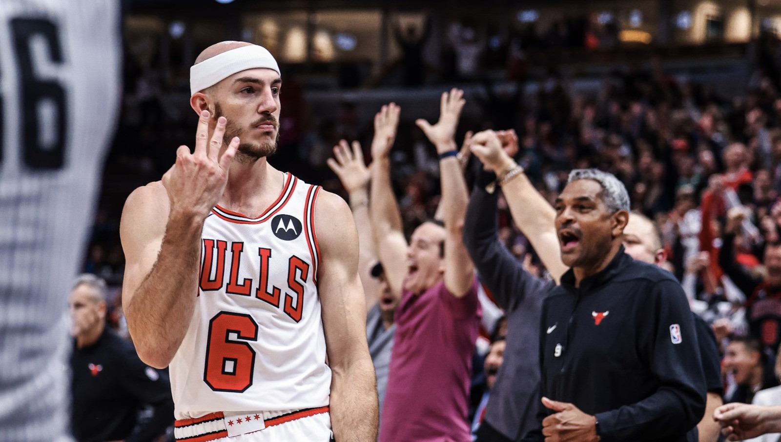 Buzzer Beater Alex Caruso Bawa Kemenangan Pertama Chicago Bulls ...
