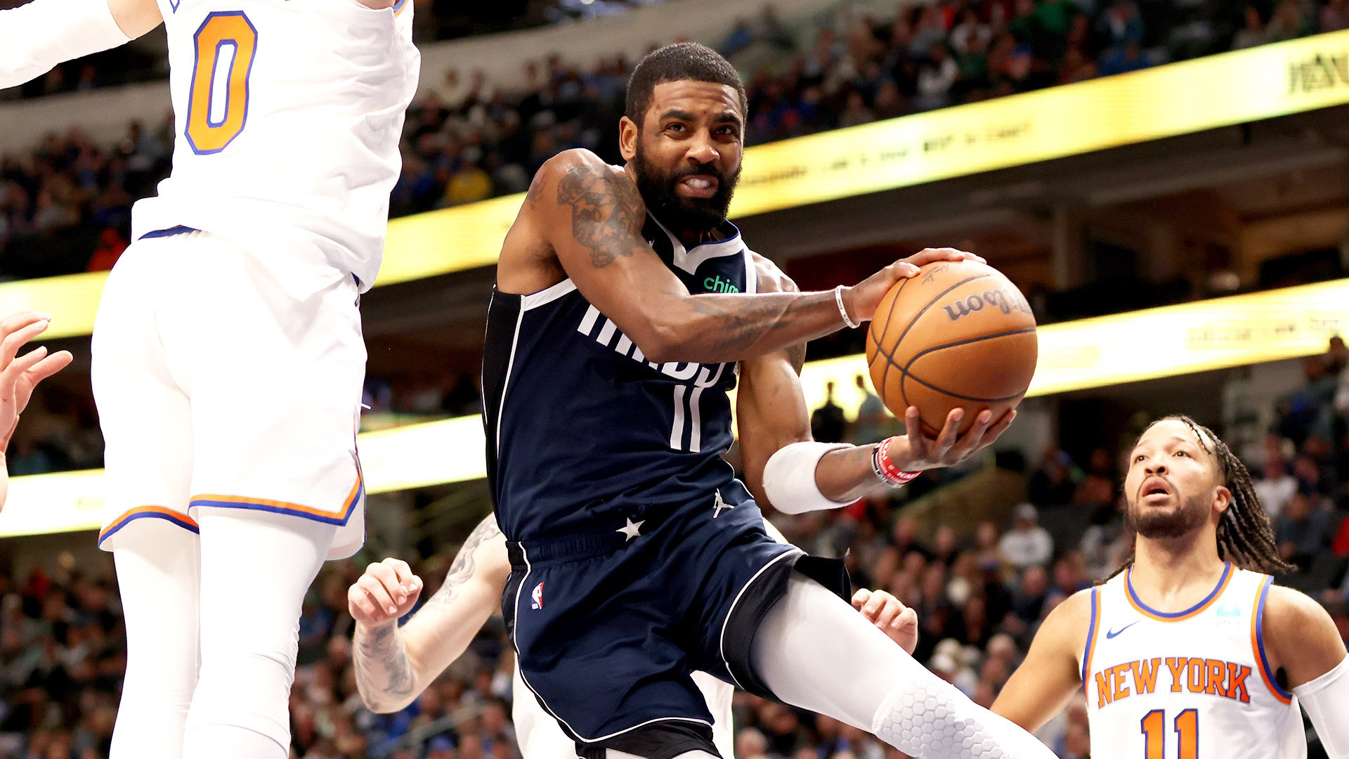 Kyrie Irving Menggendong Mavericks Saat Luka Doncic Absen - mainbasket.com