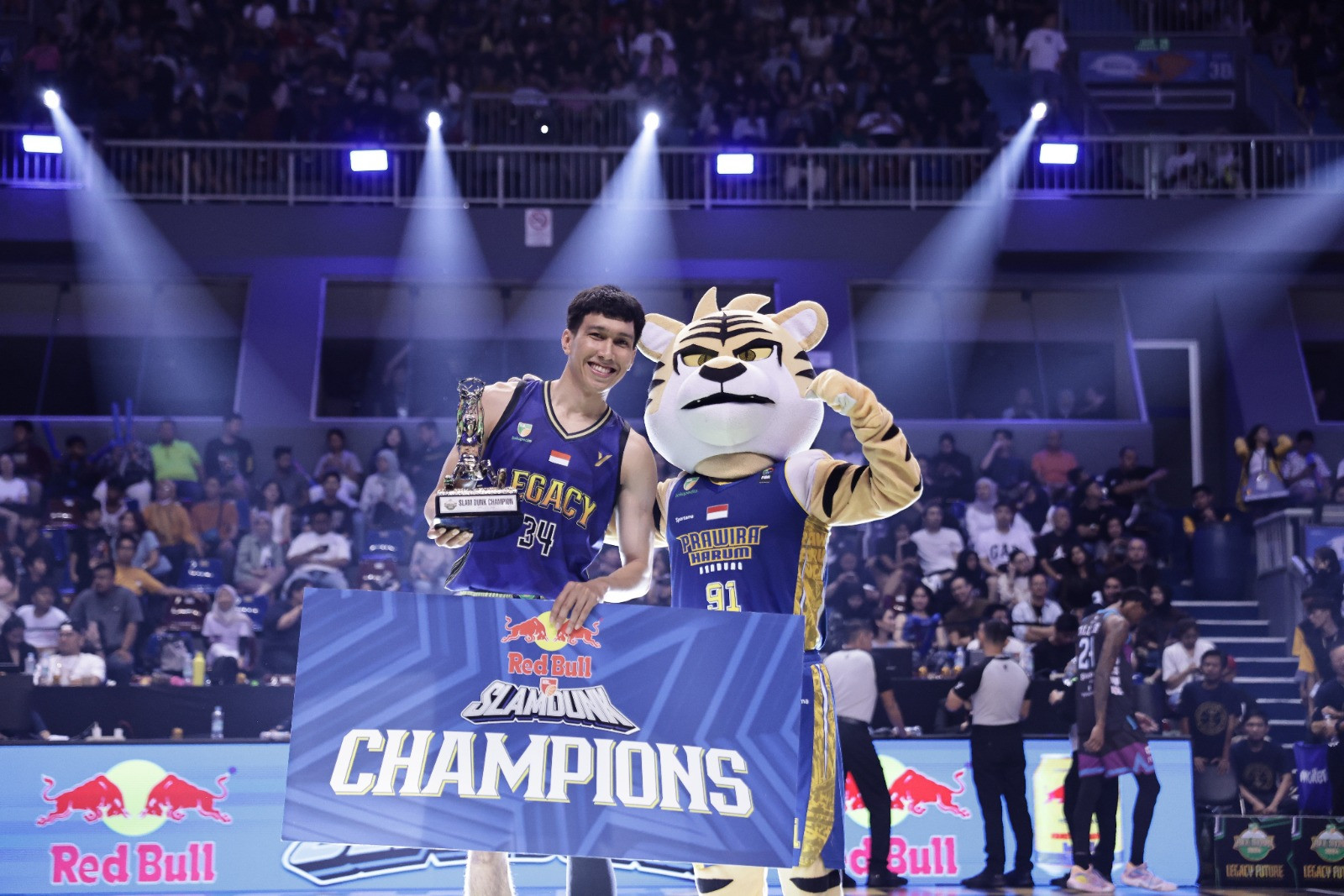 Pandu Wiguna Menjadi Pemain Lokal Pertama yang Juara Kontes Slam Dunk ...