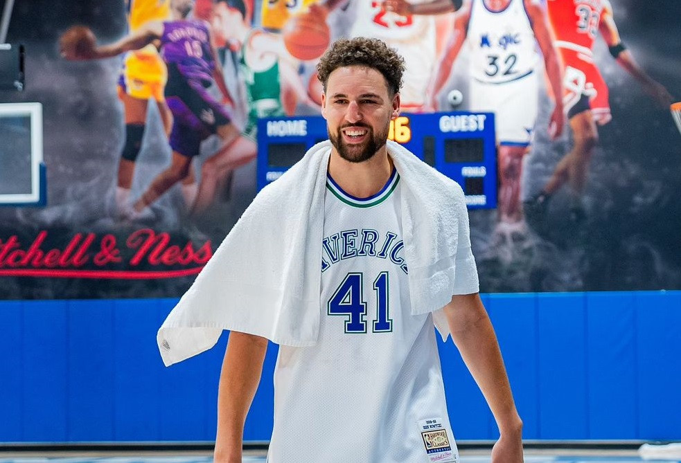 Penggemar Warriors Sedih Melihat Klay Thompson Pakai Jersei Dirk ...