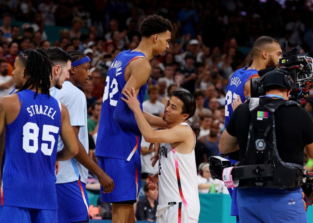 Foto Wembanyama dan Yuki Togashi Jadi Viral di Media Sosial - mainbasket.com