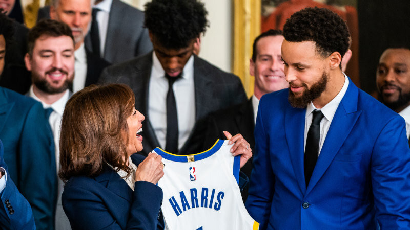 Setelah Steve Kerr, Steph Curry Muncul Dalam Kampanye Kamala Harris ...