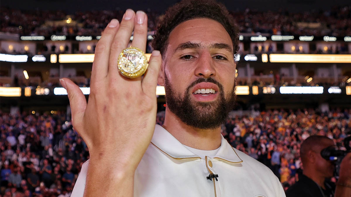 Klay Thompson Berikan Cincin Juara Warriors 2022 Kepada Dr. Richard ...