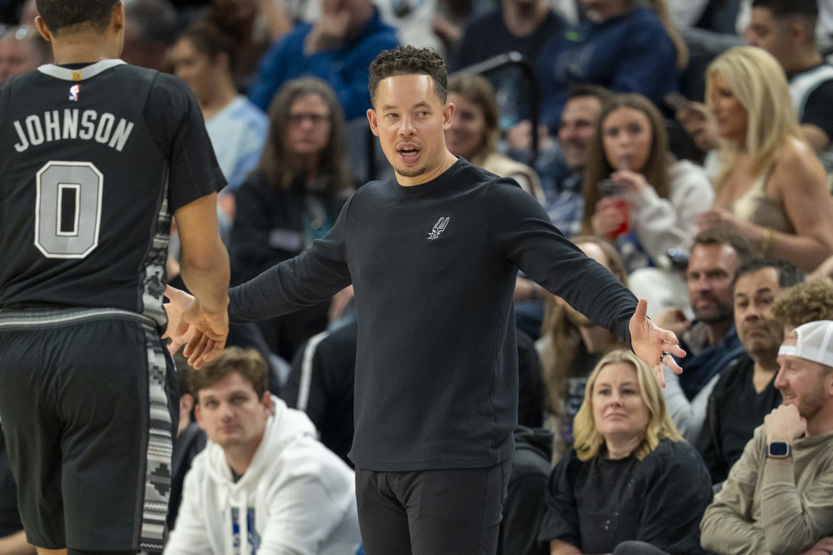 Mitch Johnson Gantikan Gregg Popovich - mainbasket.com